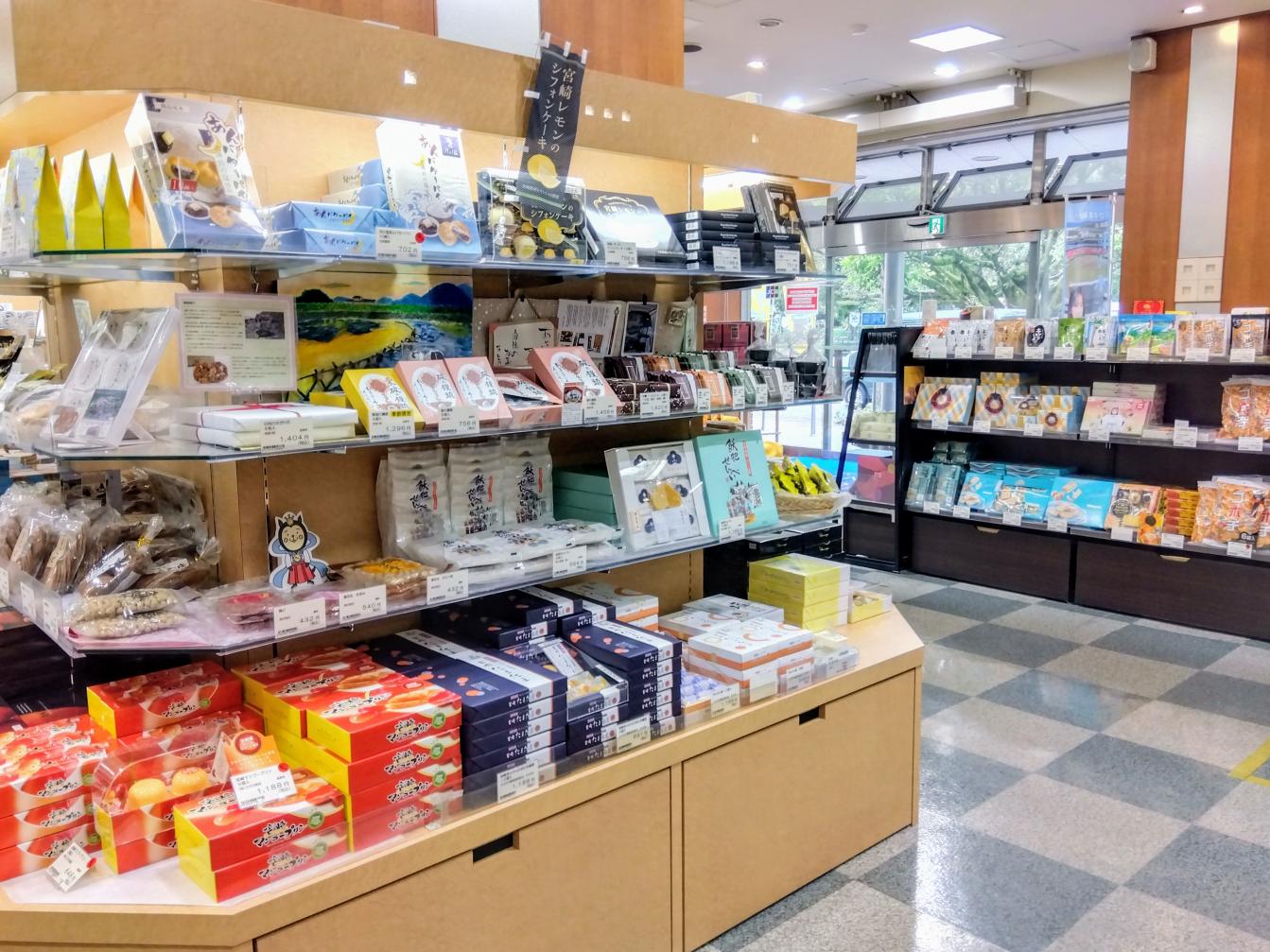 「みやざき物産館KONNE」では、宮崎県内のお土産品が勢揃い | グルメ特集 | 宮崎県公式観光サイト「みやざき観光ナビ」