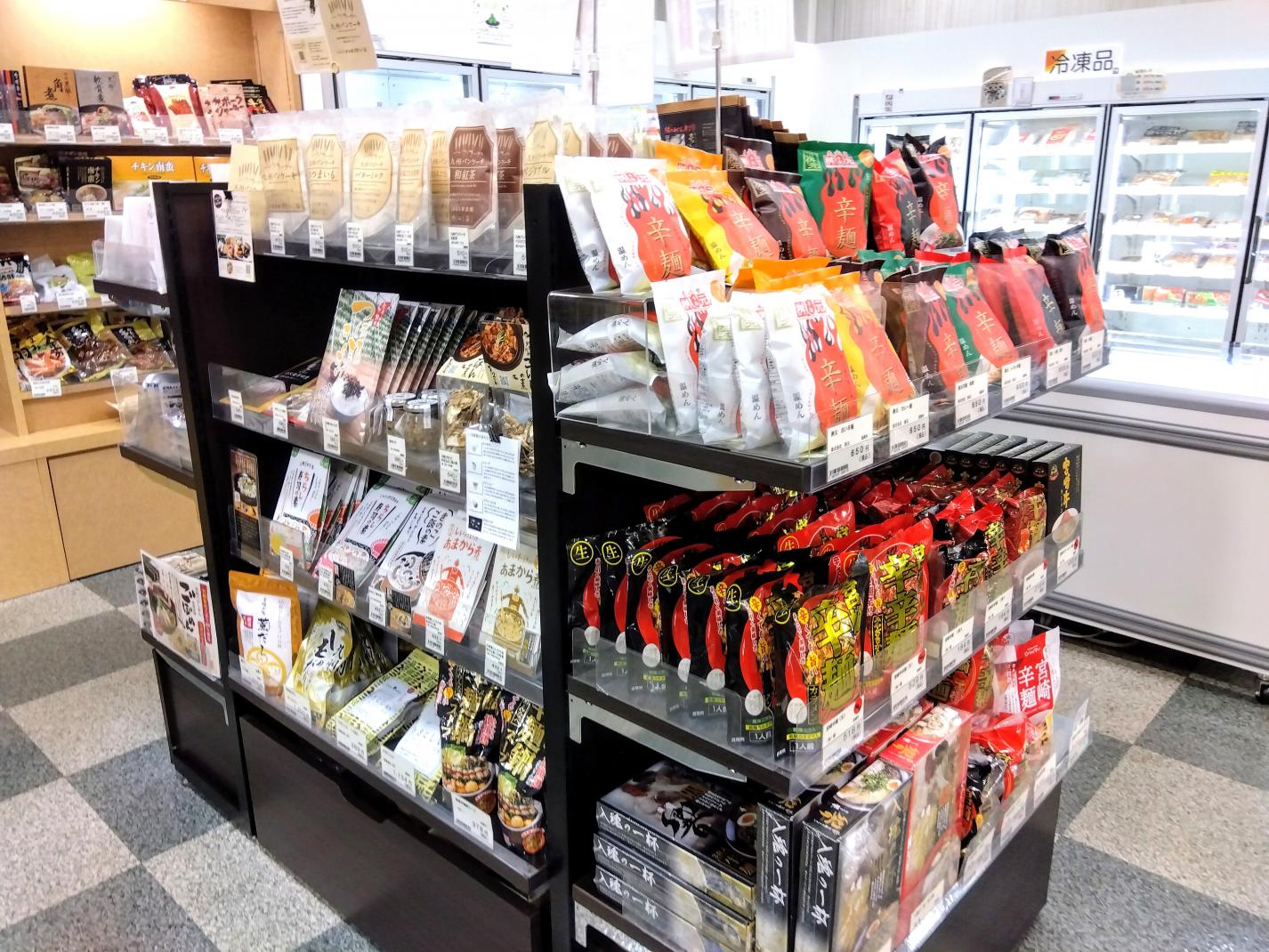 「みやざき物産館KONNE」では、宮崎県内のお土産品が勢揃い | グルメ特集 | 宮崎県公式観光サイト「みやざき観光ナビ」